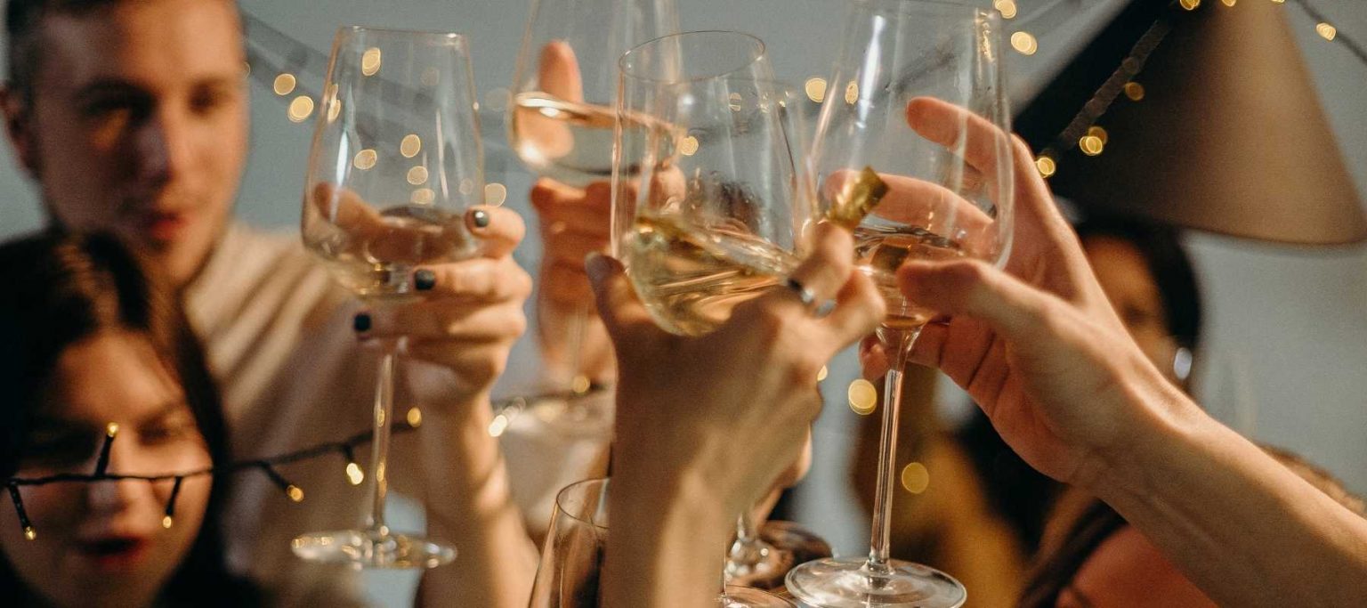 How to Entertain Wedding Guests | DIY Bride | Tips & Resources